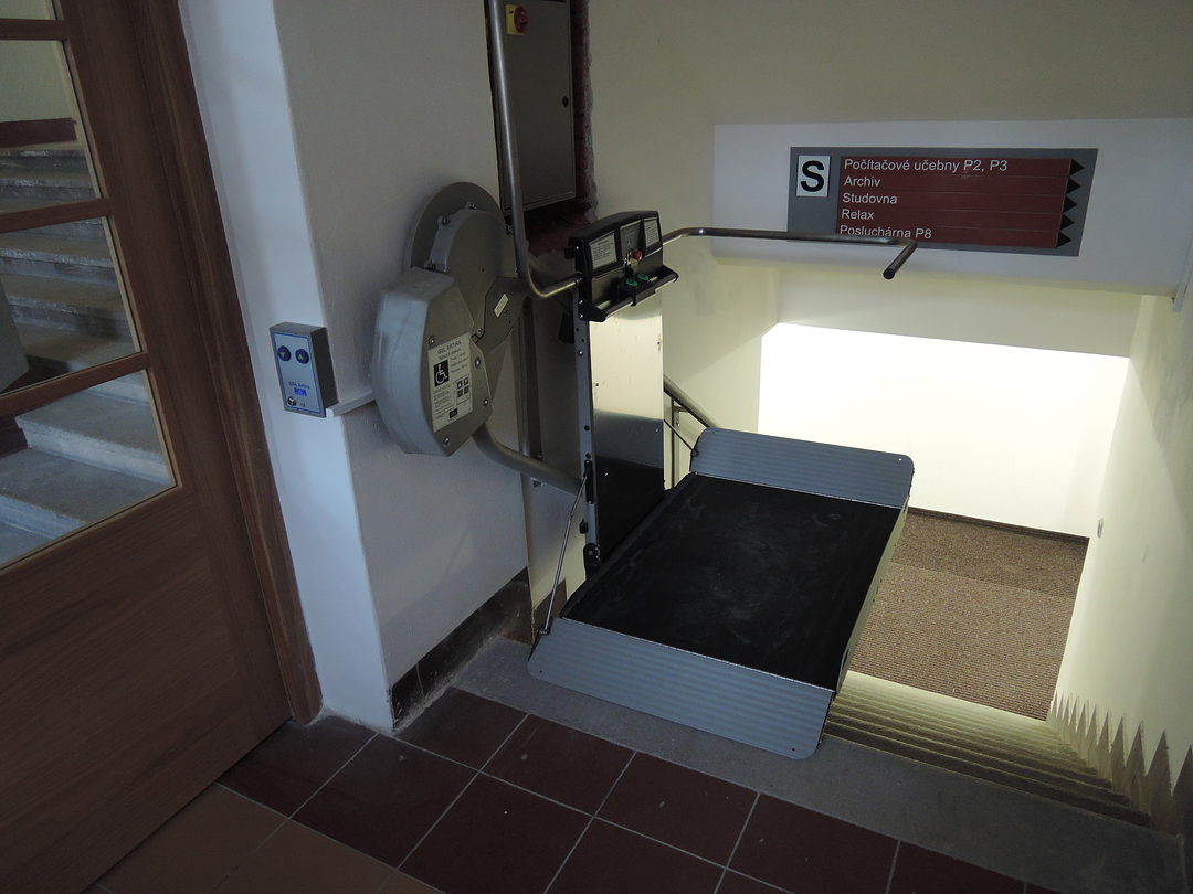 Univerzita Palackého v Olomouci – Schodišťová plošina GSL Artira | Garaventa Lift s.r.o.